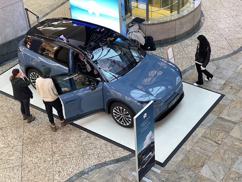 🚙 Stand On Floor - Perfect Presentation for Car Dealers & Car Enthusiasts.